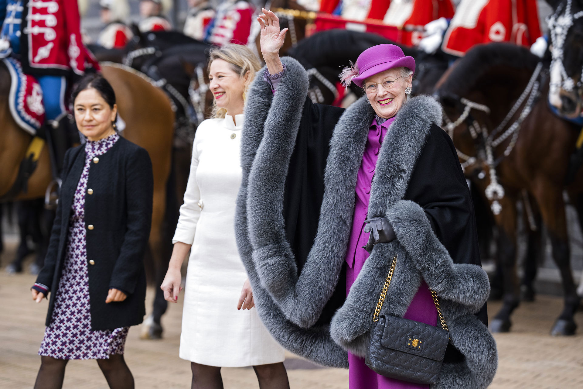 Den kongelige familie ankommer til officiel frokost på Københavns Rådhus