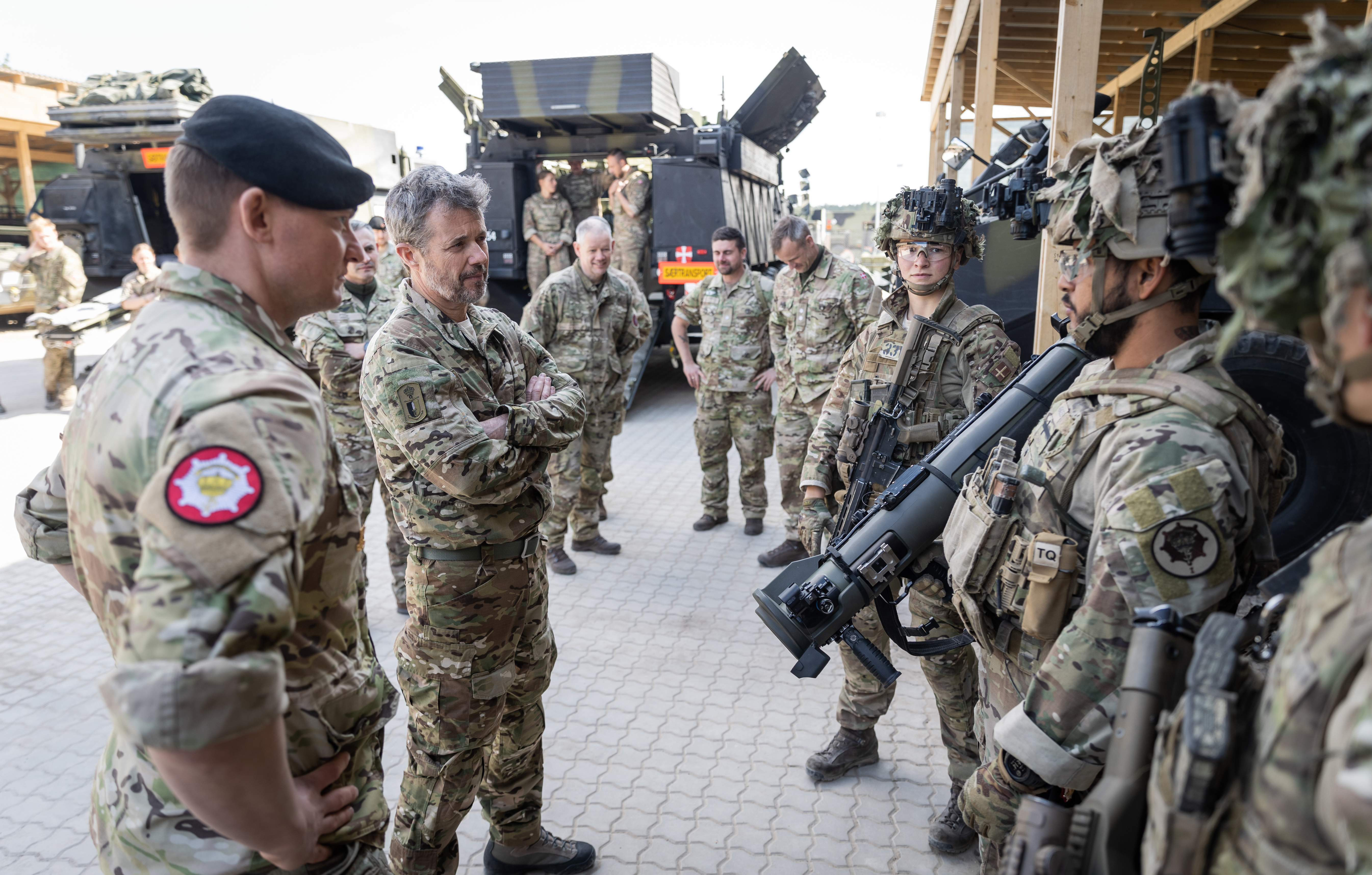 H.K.H. Kronprinsen besøgte de danske soldater i Camp Valdemar i Letland